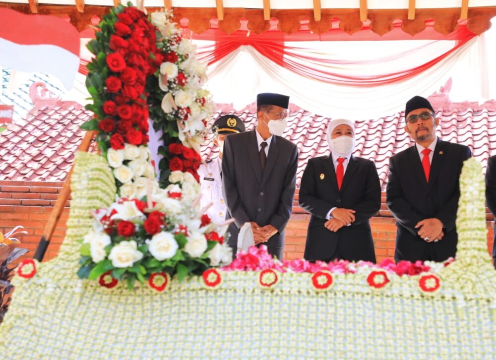 Jelang Hari Jadi Ke-77 Provinsi Jatim, Gubernur Khofifah Pimpin Apel Ziarah di Makam RMT Ario ...