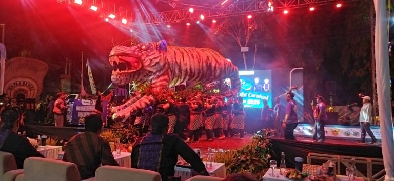 Macan Putih Raksasa Serbu Dhoho Night Carnival, Kolaborasi Persikmania ...